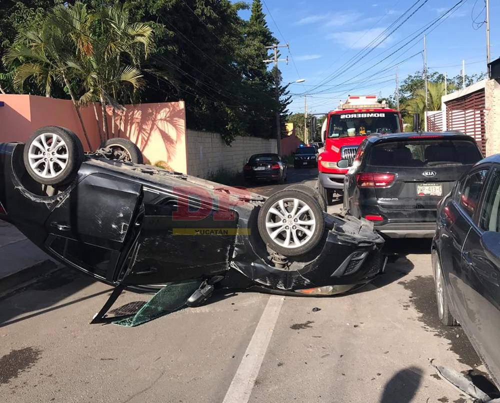 Abandonó su auto volcado en calles de Cholul