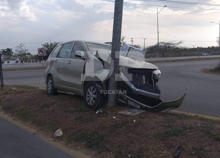 Ya no avanza la Avanza: un extranjero la reventó contra el poste
