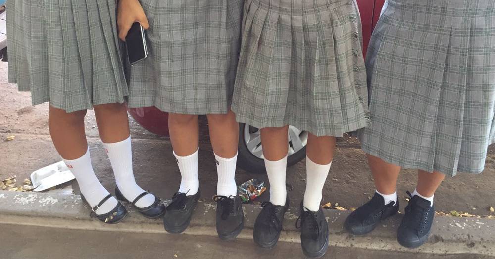 Maestro De Secundaria Levanta La Falda A Sus Alumnas Y Les Toma Fotos