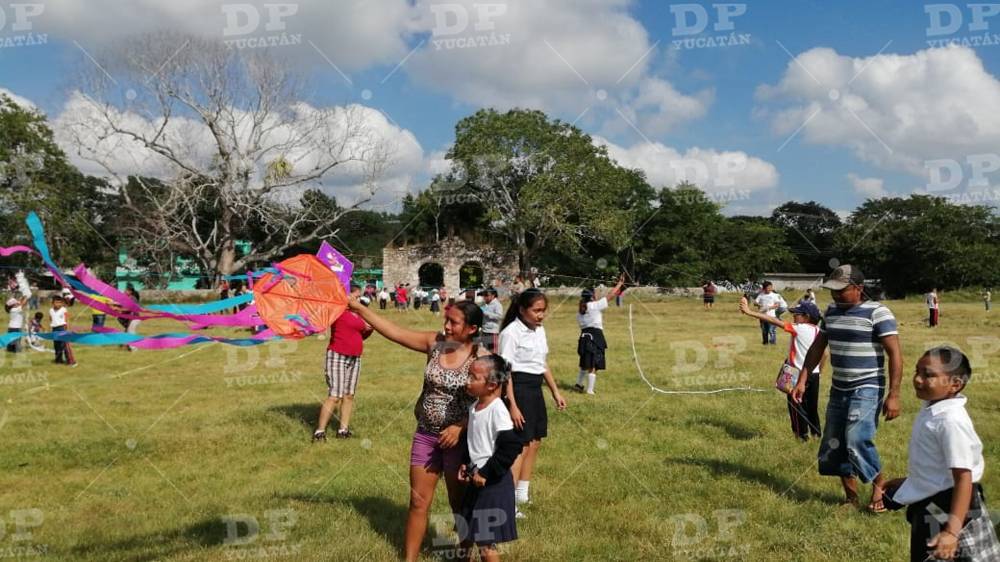 Kiní: alumnos de primaria y sus papás 'vuelan' papagayos en clases (video)