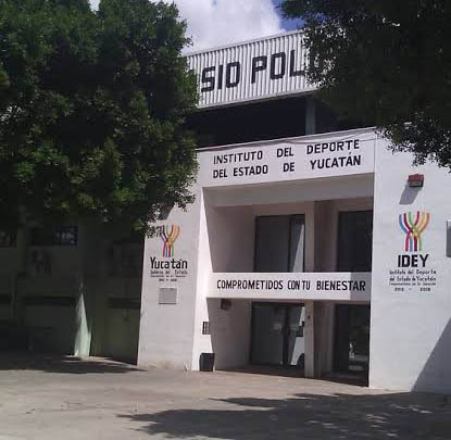 Vigilante 'enloquece' y causas destrozos en el IDEY