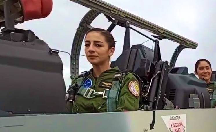 Históricas mujeres: primeras que pilotean avión en desfile militar en ...