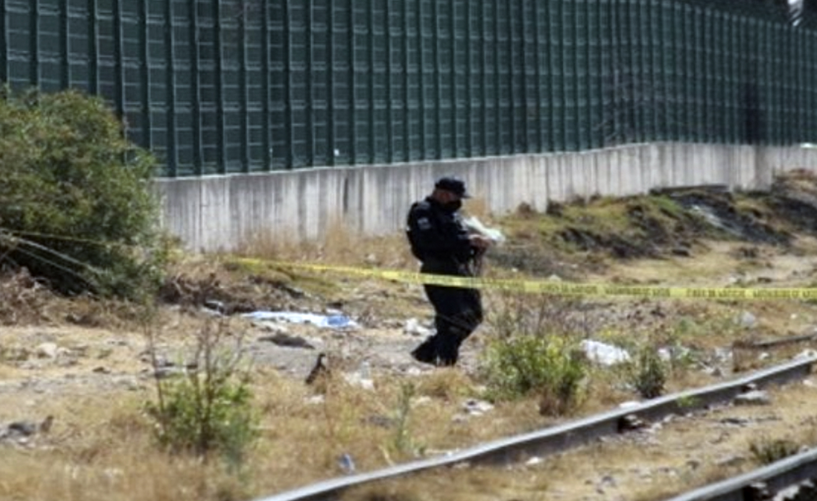 Hallan cuerpo de un bebé golpeado y calcinado en plena vía pública