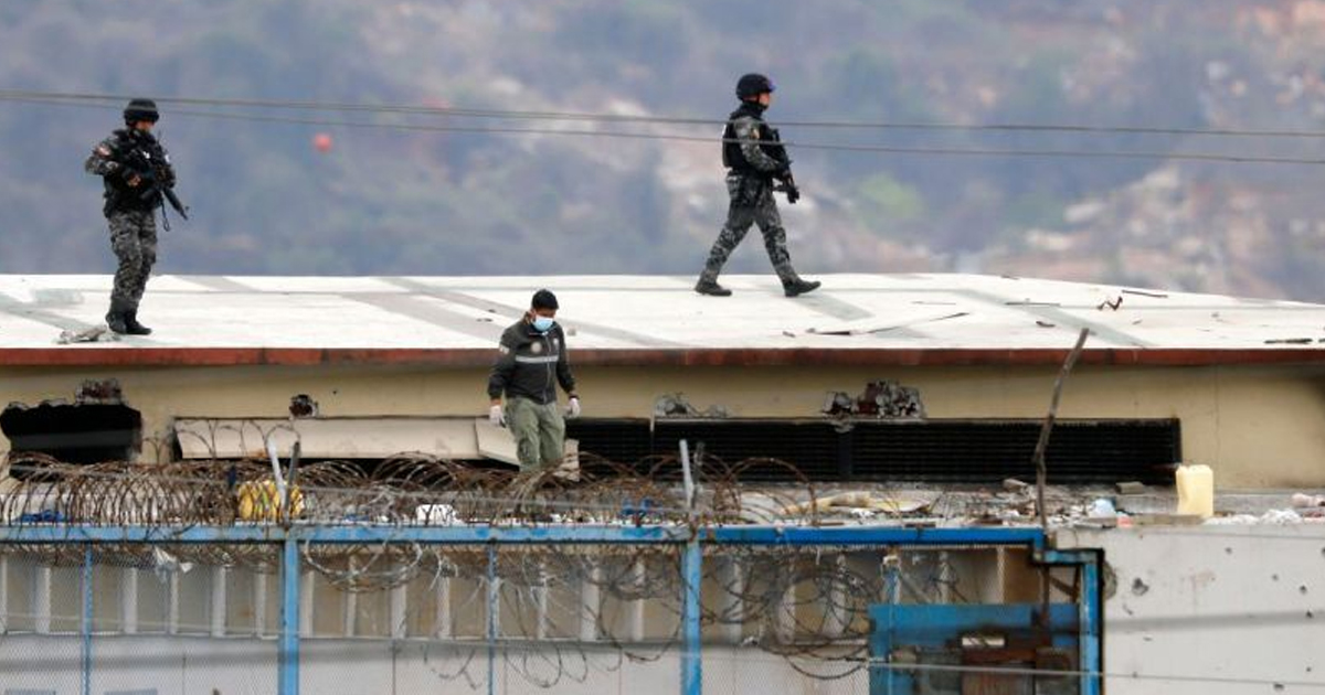Motín en cárcel de Ecuador deja al menos 52 reos muertos